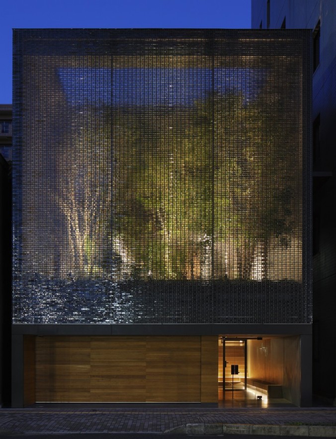 A garden enclosed by 6000 glass blocks | Optical Glass House by Hiroshi ...
