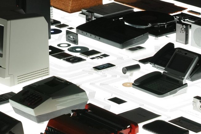 Real Life Infographic of Over 100 Objects Integrated Into the iPhone ...