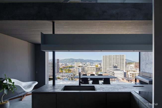 Boxes Stacked on the Side of a Cliff Form this Home in Hiroshima ...